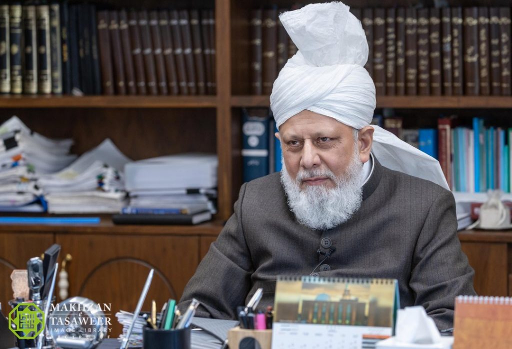 Head of Ahmadiyya Muslim Community Holds Historic Class with Jamia ...