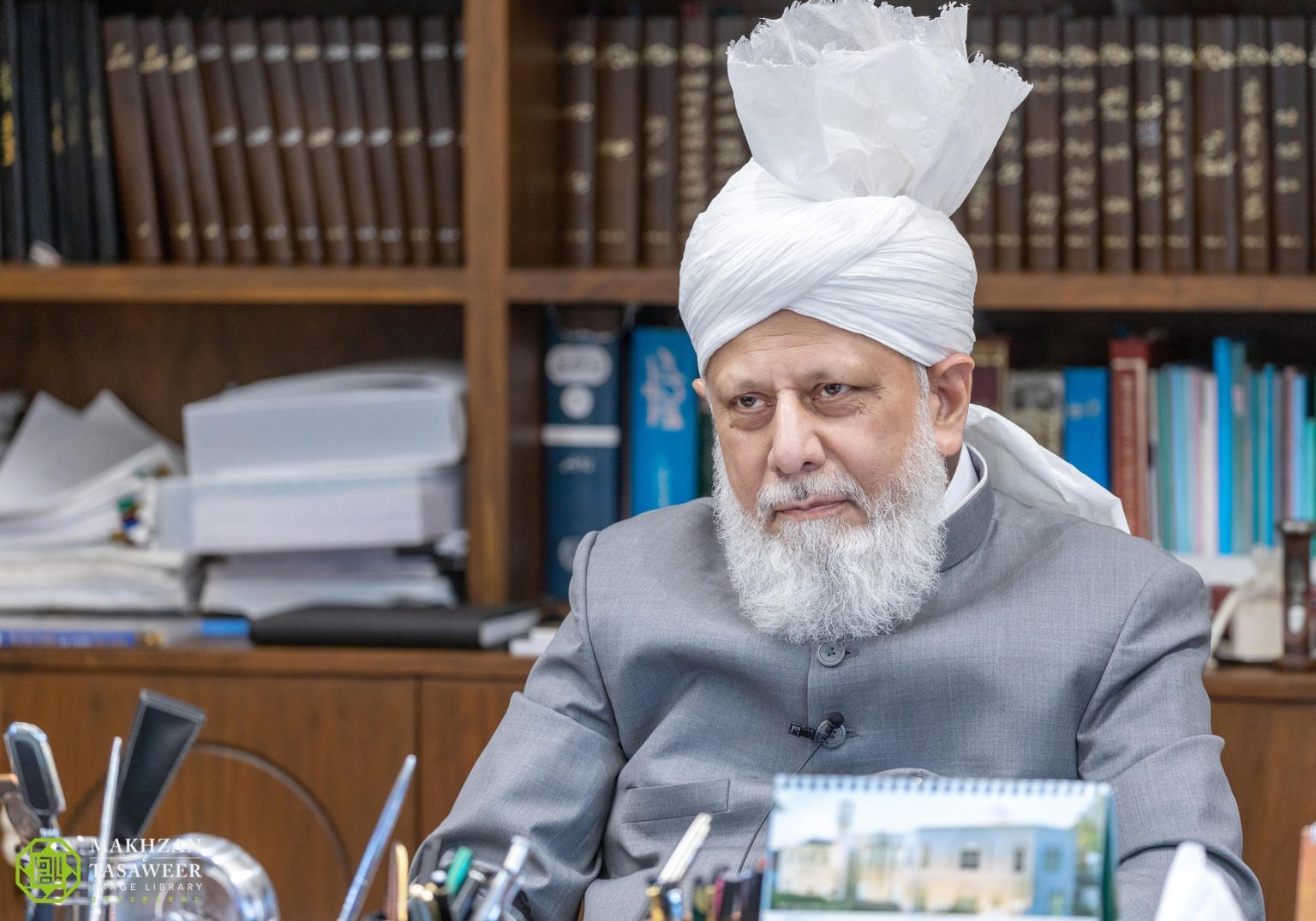 Head of Ahmadiyya Muslim Community Holds Historic Meeting With Ahmadi ...