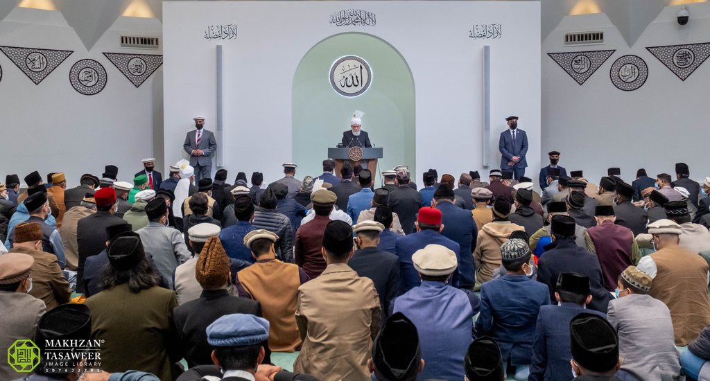 Head Of The Ahmadiyya Muslim Community Delivers Eid-Ul-Fitr Sermon From ...