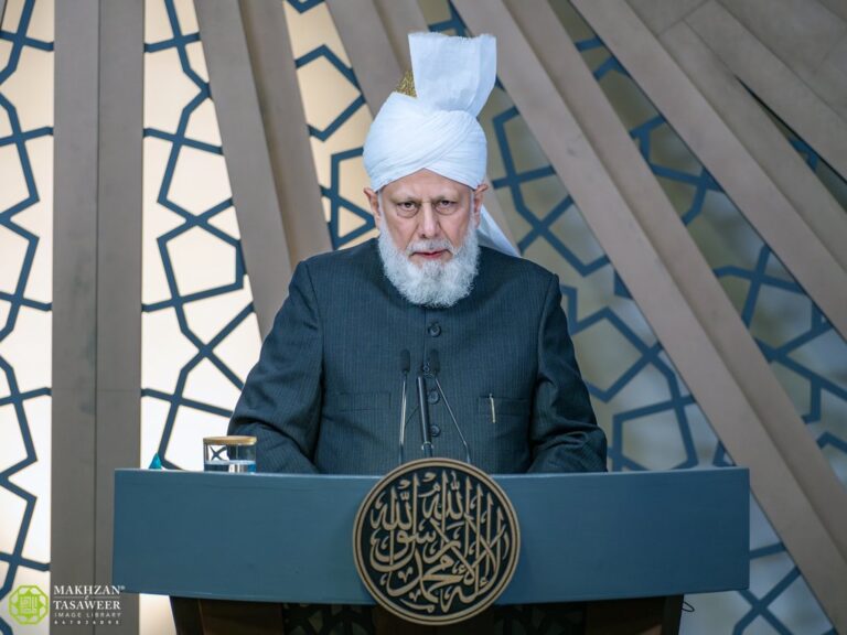 World Head of The Ahmadiyya Muslim Community Addresses UK Majlis-e ...